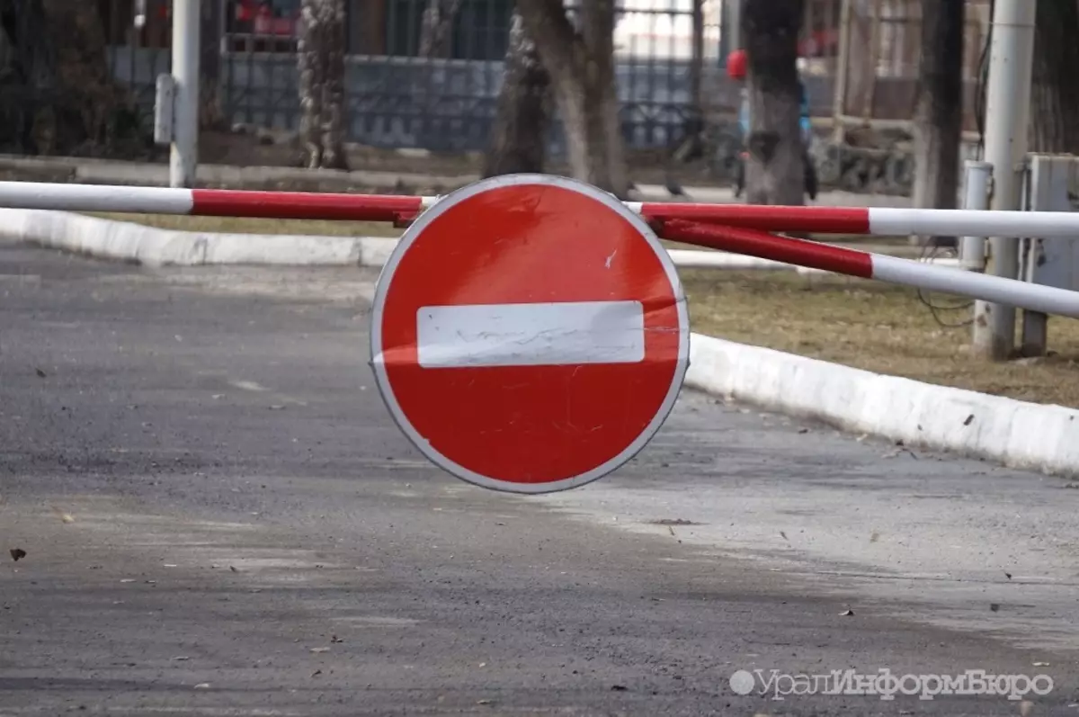 路人在她身邊有一個巨大的民族問題