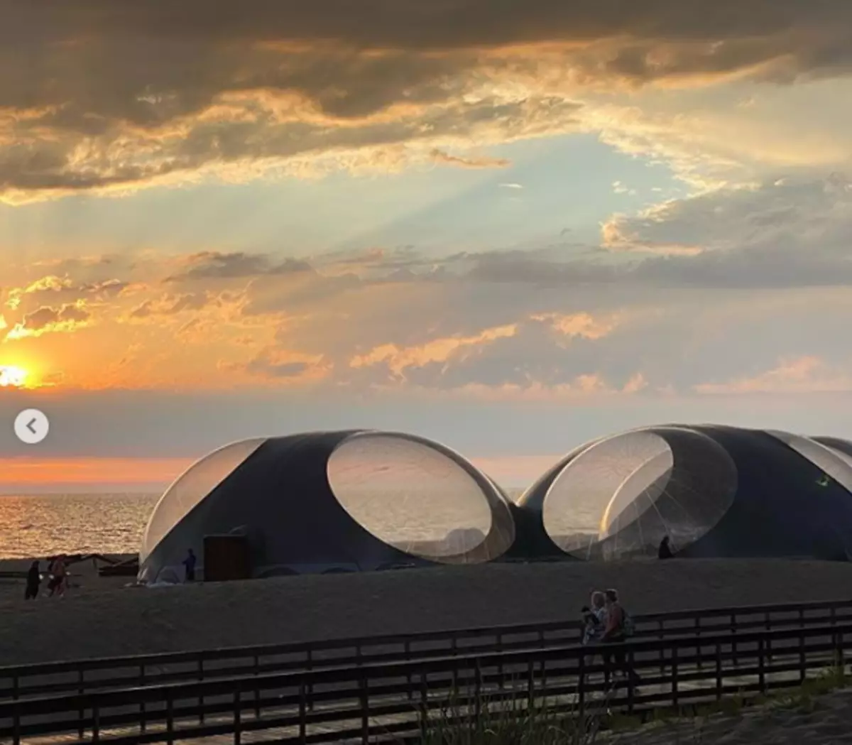 Zaulitsky viste en futuristisk kuppel på stranden i Amber