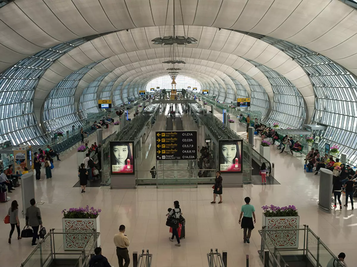 No aeroporto de Bangkok, encontrou uma família de Zimbabvians que moram há três meses