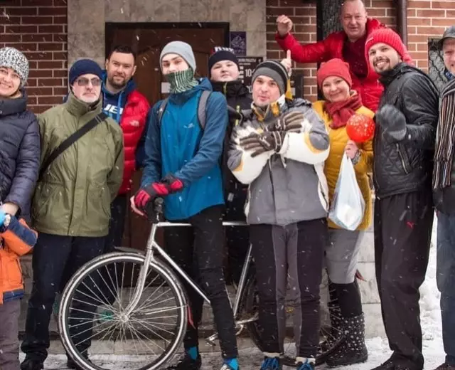 A l'exèrcit a la bicicleta. El viatger d'Ivanovo va anar a un llarg camí.