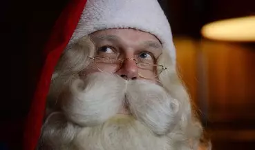 Santa Claus ënner dem Palmen. Russen änneren Tourist Virléiften