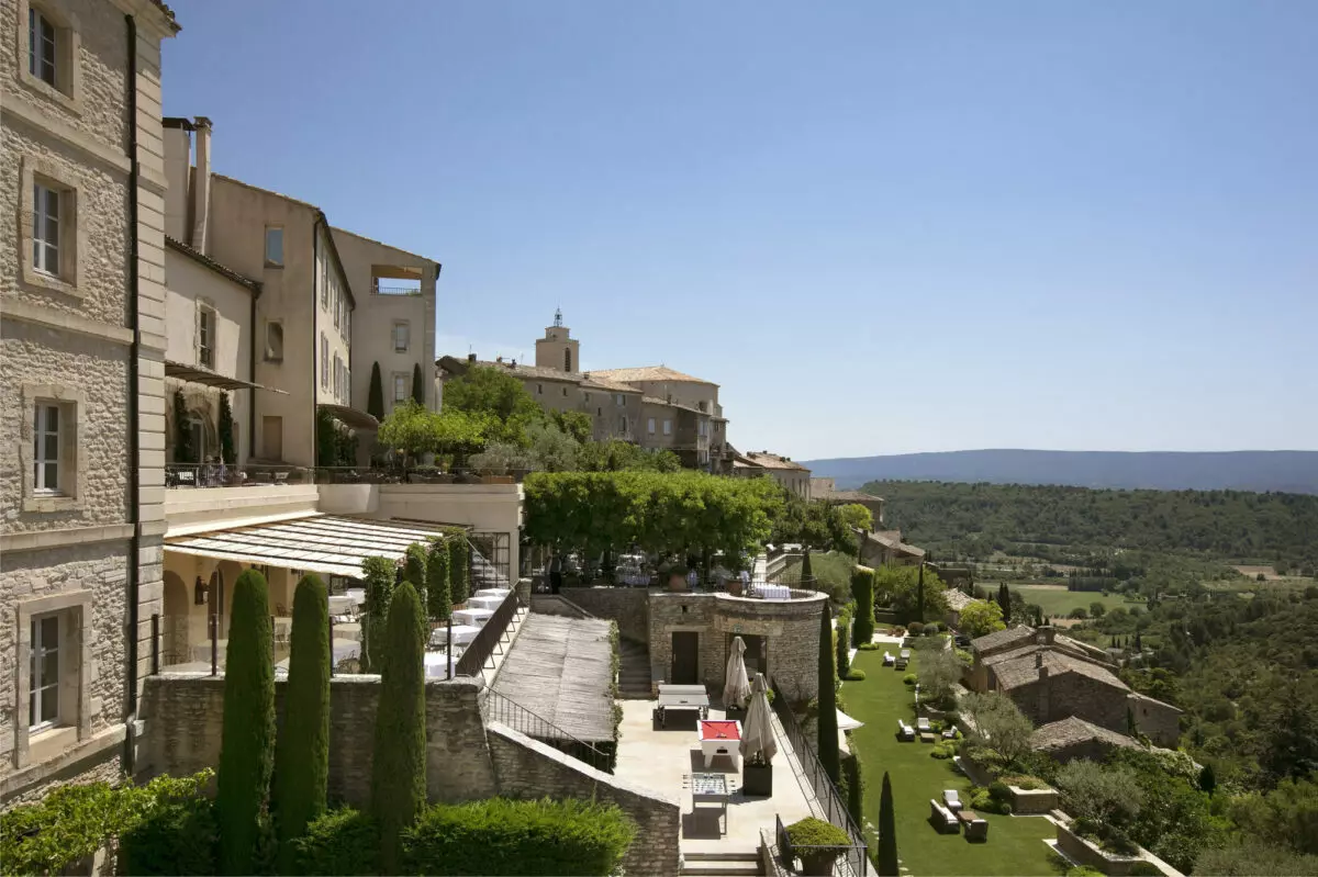 Airelles Gordes, La Bastide invítache a camiños de primavera en cuevas e abadías medievais