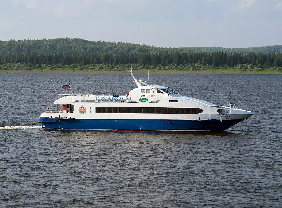 Por Yenisei começou a andar barcos