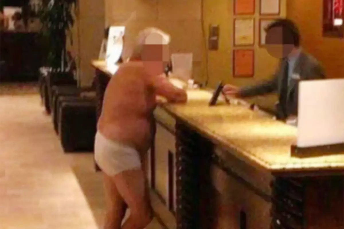 Mannen kom til lobbyen på hotellet i noen shorts og hevet turister