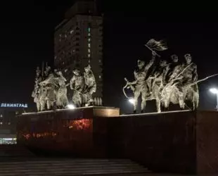 O projeto da iluminação arquitetônica e artística da Victory Square recebeu o prêmio dourado do fóton