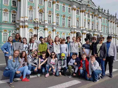 Sechs Schoulstudenten a siwenten Kaméidi School №2006 besicht St. Petersburg