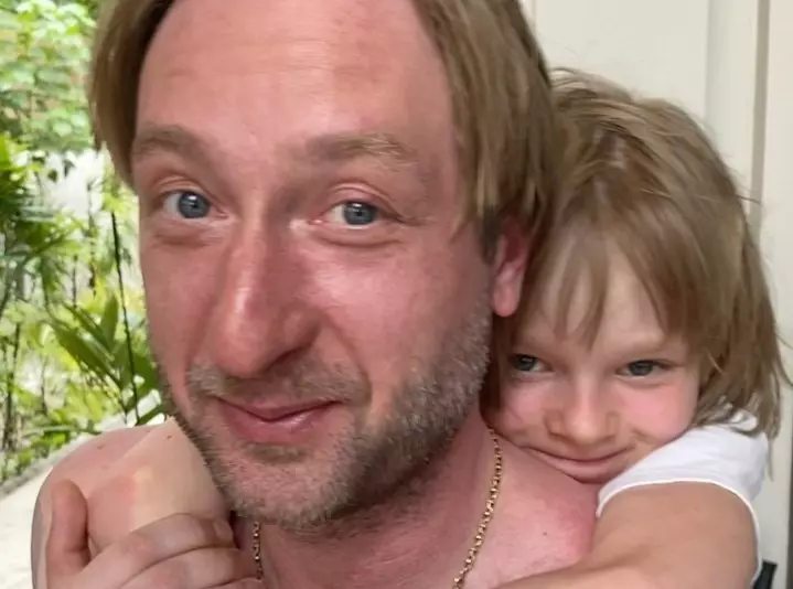 Plushenko s svojim sinom, nameščenim na drsanje na Maldivih