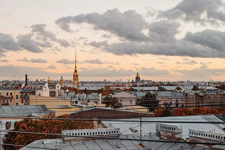 Touristen in St. Petersburg werden berühmte Botschafter anziehen