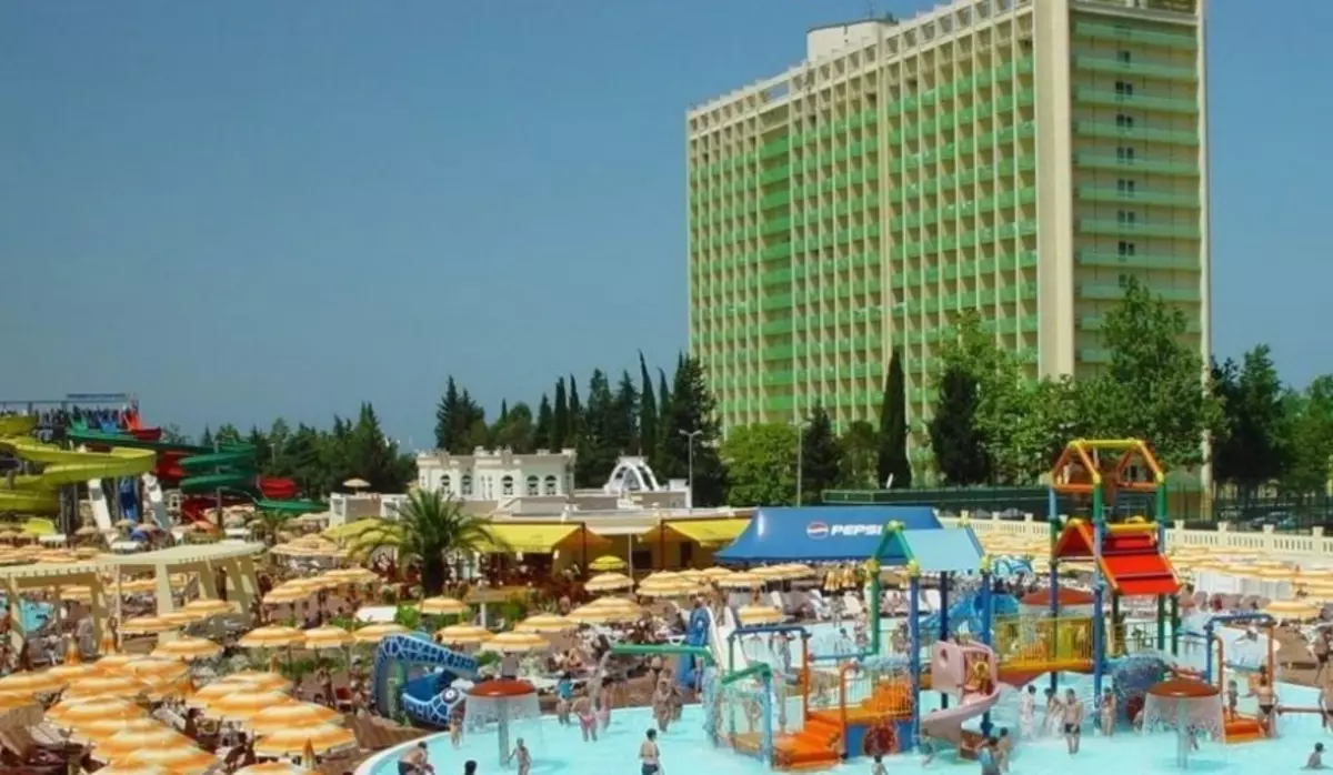 Sochi'deki en büyük tatil komplekslerinden biri tüm turistleri barınamaz ve rezervasyon yapamaz.