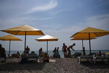 На центральному пляжі Коктебеля на дитину впав незакріплений парасольку