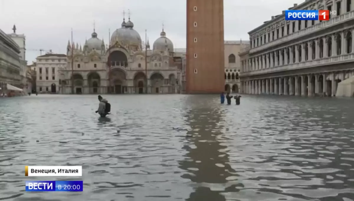 Pictures are dried with a hairdryer: Venice has undergone a strongest flood since 1966
