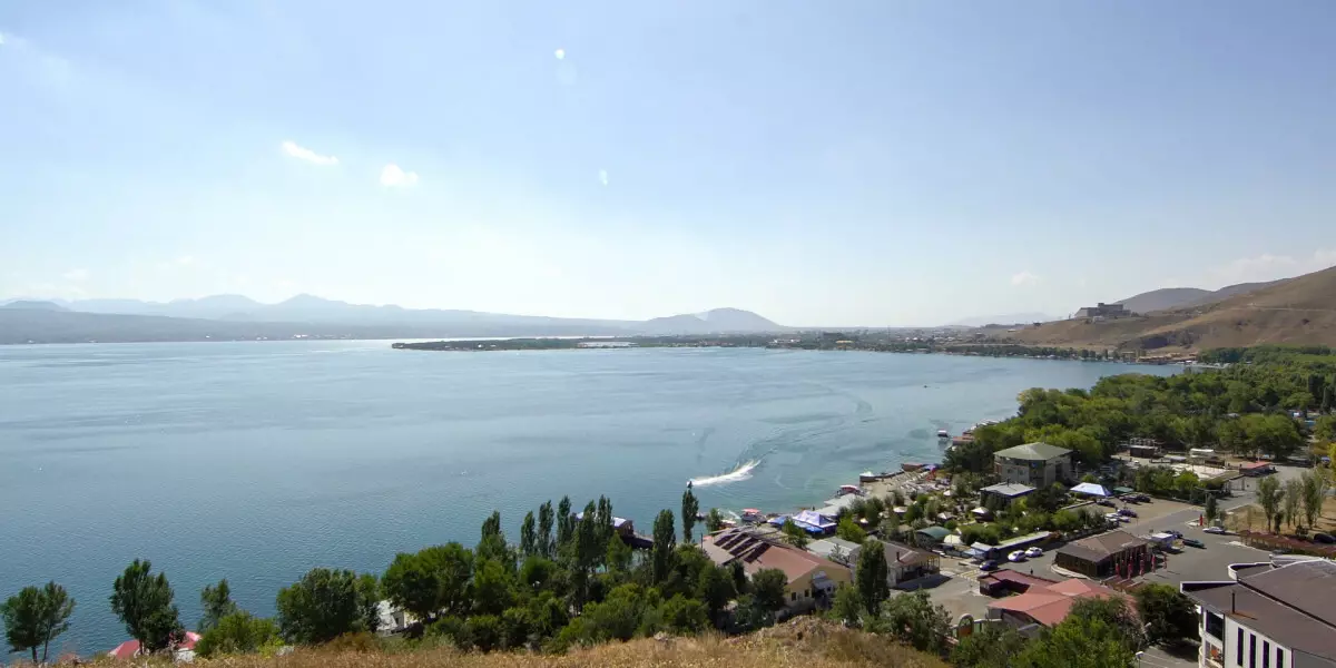 Les touristes du monde entier viennent en Arménie pour admirer les beautés du lac Sevan