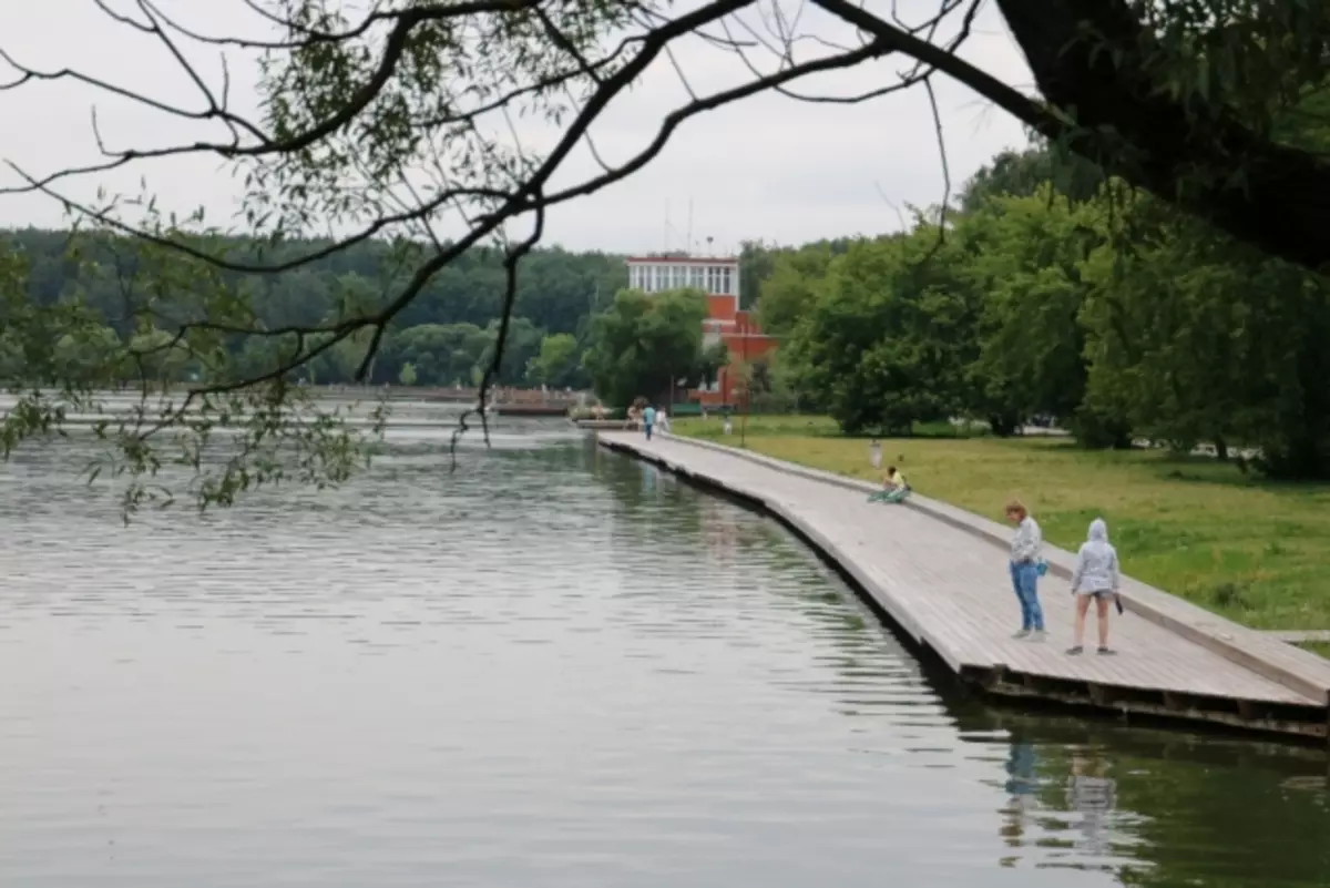 Москва Бич. Вақте ки гармӣ меояд, ба ақибон манъ аст