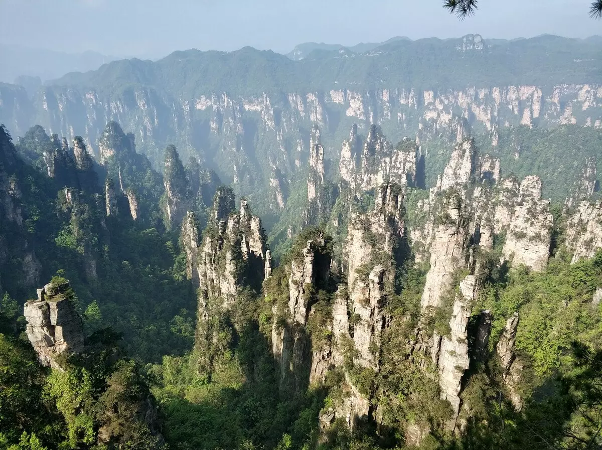 Os turistas mostraron fotos de montañas subidas chinesas