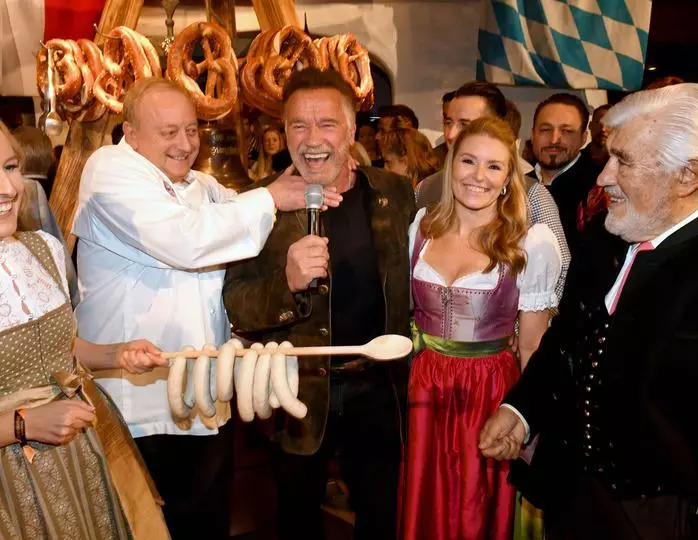 Arnold Schwarzenegger a mangé un bretzel géant dans sa patrie