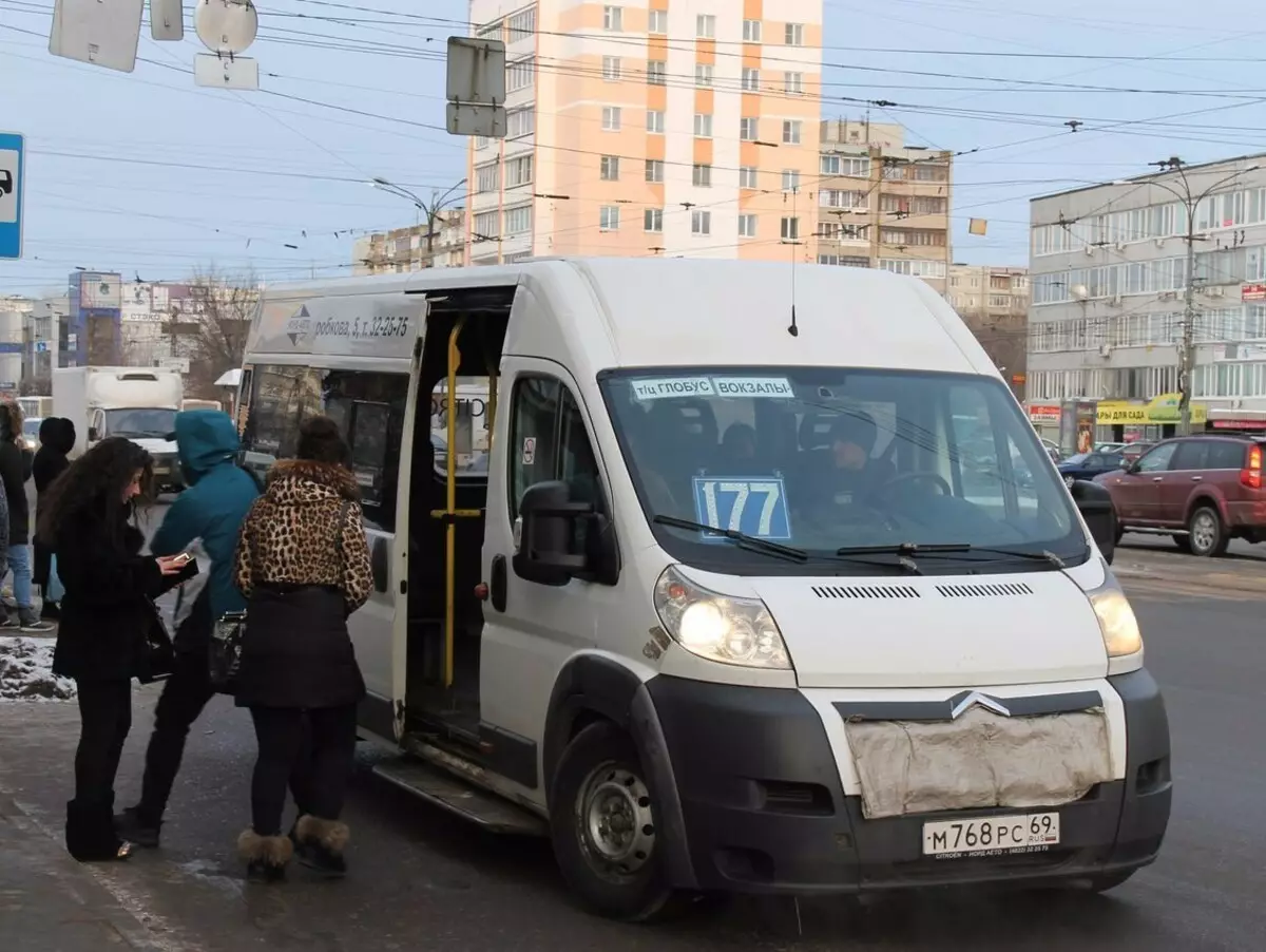 Tive väikebussid keelatakse marsruudil lahkuda ja anda üksteisele kaarte