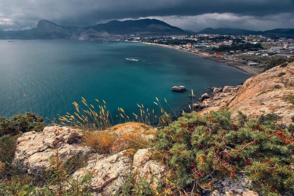 Dağlar ve Deniz Burada Fısıldayan: Sudak, tüm yıl boyunca turistleri bekliyor ve yaz sezonunda - çift güçle