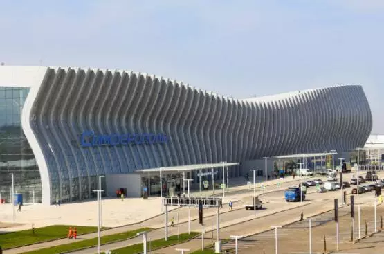 Aeroporto con comode sedie e ... Lettini?