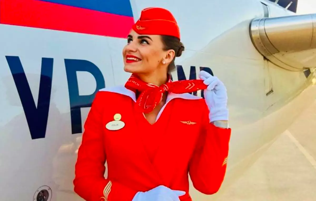 "Офіціантки в небі": стюардеса розвінчала образливі міфи про свою роботу