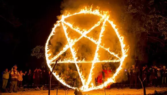 Uždrūstos nuotraukos su atšaldymo širdimi juodųjų masinių satanistų