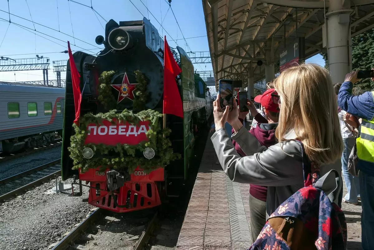 De Chelyabinsk em Kyshyt, trens retrô com uma excursão de apresentação