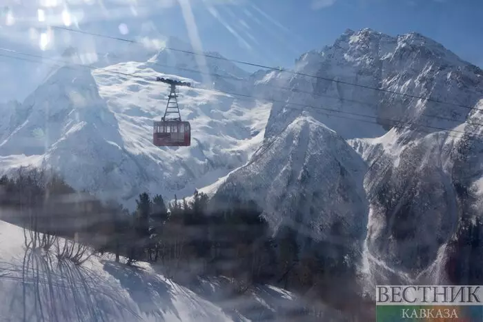 Nedstigningen från Slope of Elbrus med facklor gav början på skidsäsongen i Elbrus