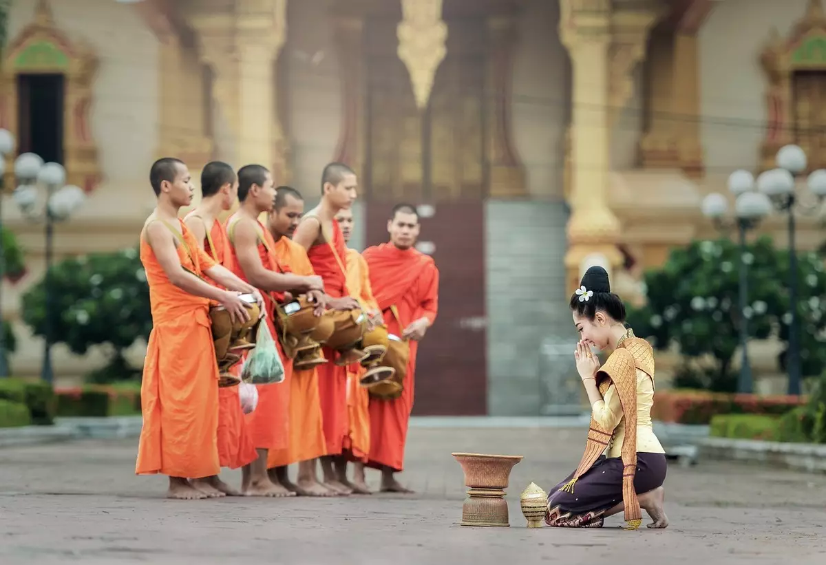 I turisti in Thailandia sono migliori per non girare la schiena al Buddha e non salutare la mano con il locale