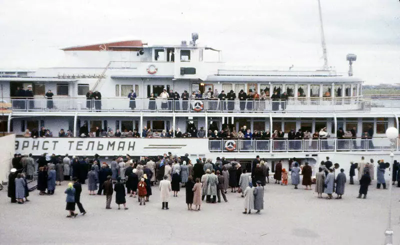 Van Moskou naar Astrakhan: gekleurde foto's van 1958