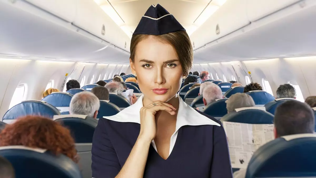 Stewardess gach eitilt ag dul do phaisinéirí ar chumarsáid inmheánach. Gur bhris sí amach