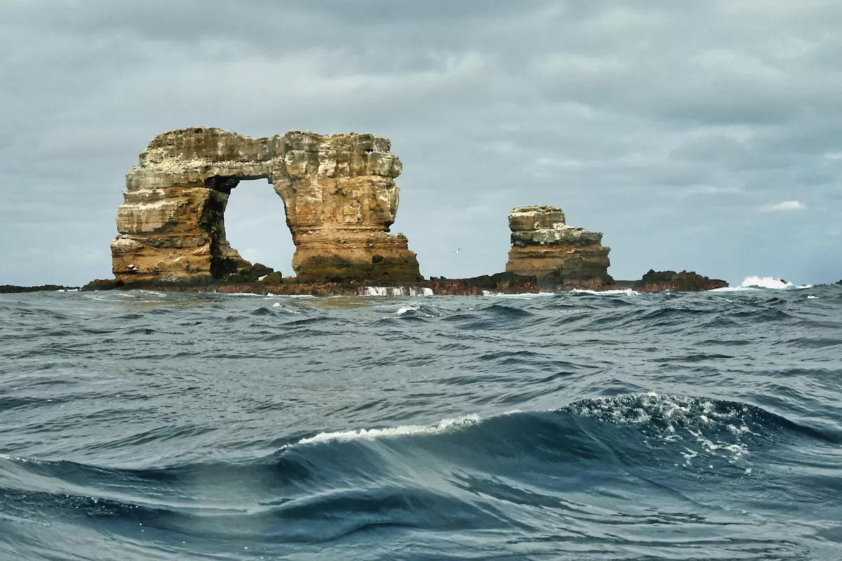 Nirodana tao amin'ny Nosy Galapagos ny Arch Darwin - fa maninona no nitranga