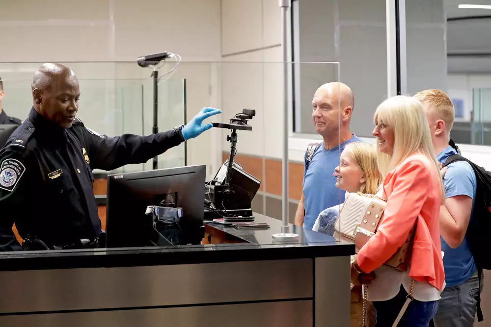 Навіщо в аеропортах світу впроваджуються системи сканування осіб пасажирів