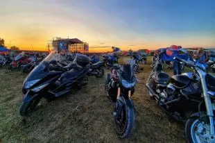 Wilde rust, rijden, lawaai van motoren. Het festival 