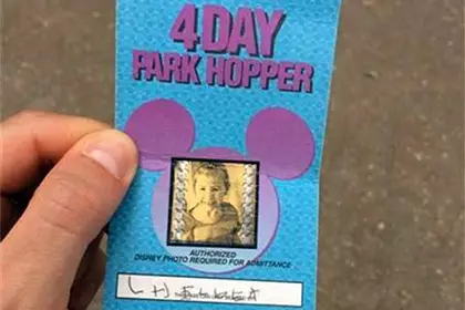 美國人在22歲的票子上乘坐迪士尼樂園