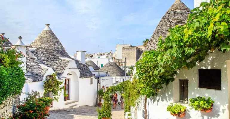 Trulli, მცურავი shacks და გამოქვაბულები: რა სოფლები გამოიყურება სხვადასხვა ქვეყნებში