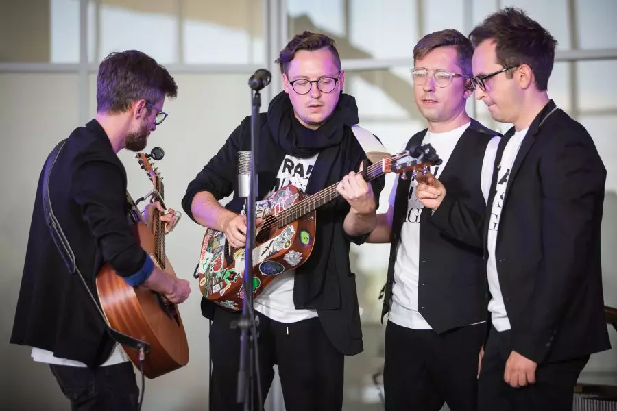 Un grupo se presentará en el aeropuerto de Kurumoch.