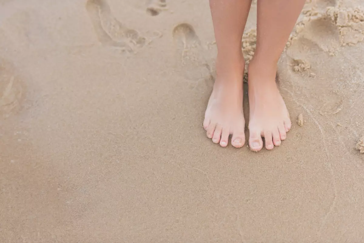 L'apparition de l'enfant sur la plage au repos ou au repos