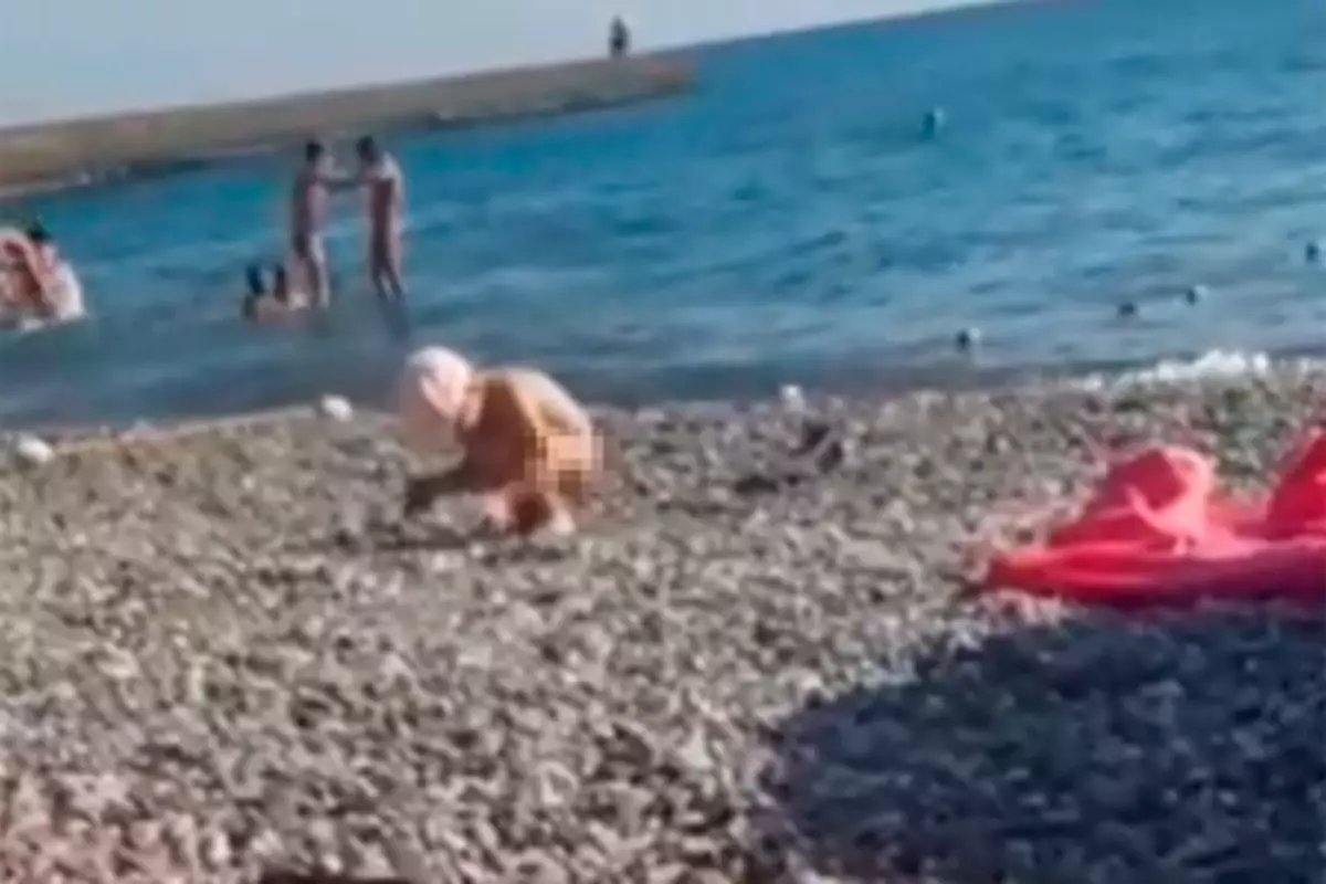 L'apparition d'un enfant sur la plage à Sotchi au repos ou au repos 302307_2