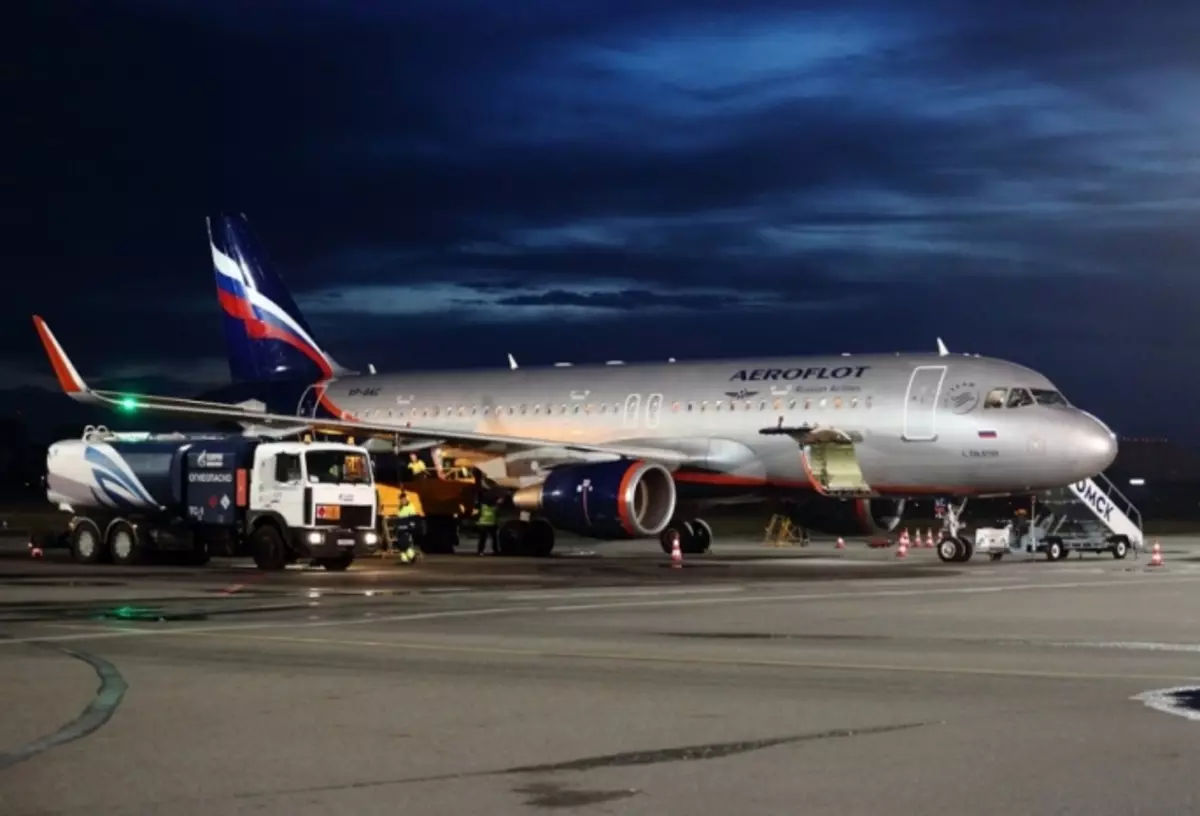 Në një orar të ri sezonal të Aeroportit Omsk, nuk ka një fluturim të vetëm të huaj - ne shikojmë ku mund të jetë ...