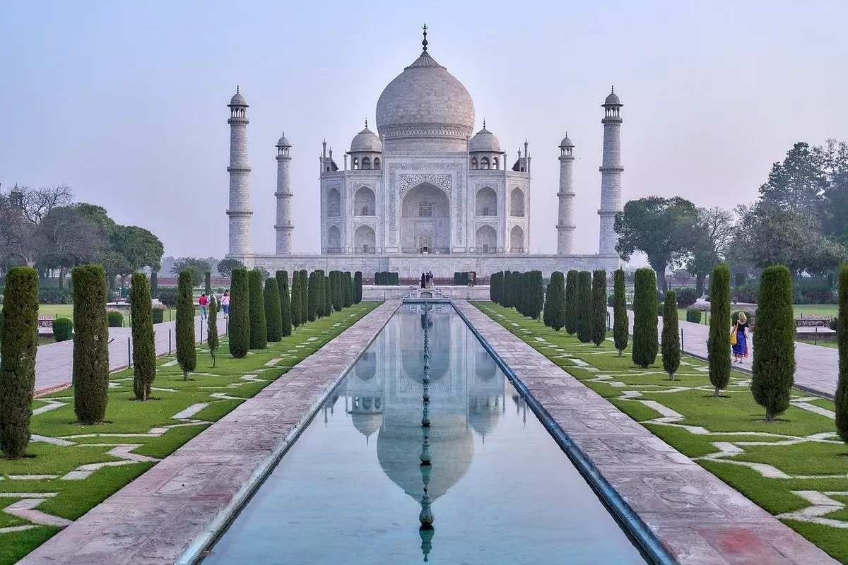 Athosclaíodh an casta cáiliúil Taj Mahal san India. Rialacha nua cuireann sé eagla ar thurasóirí