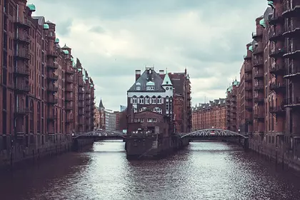 Eldono, fiera kaj malafabla. Kio rusa vojaĝanto vidis la germanojn kaj la ĉefan havenon de Eŭropo