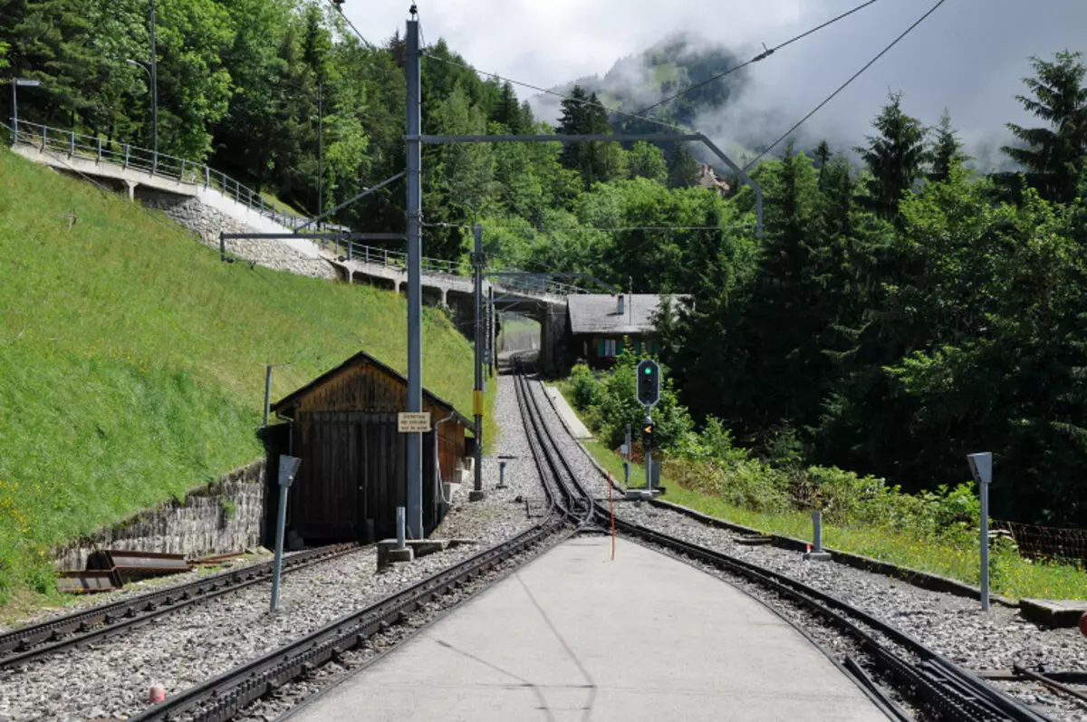 Signo de carretera en Rosh de Nayya, Estación Montreux, Montreux, Suiza, Europa