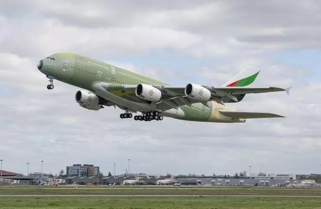 Airbus ikpeazụ a380 na-efe efe na Toulouse