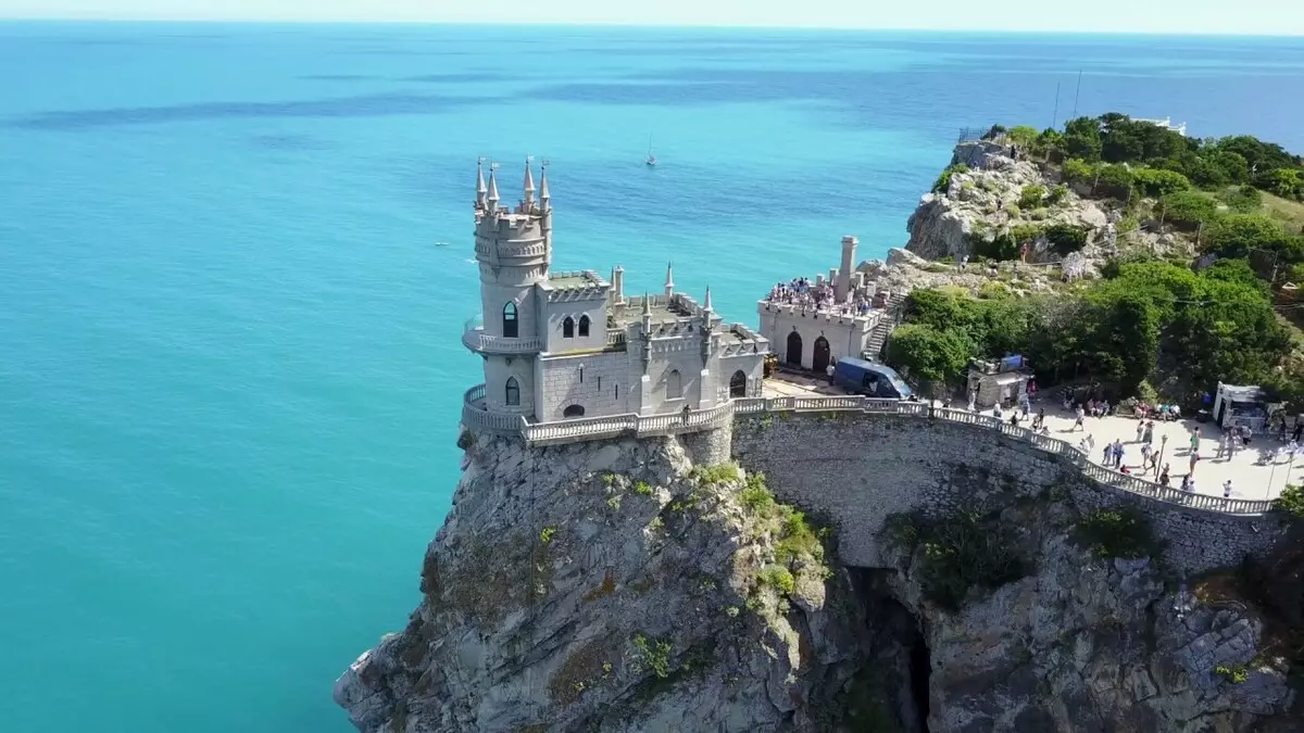 En Crimea, propuso crear un programa estatal para subsidiar la industria del turismo.