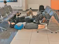 Για να βοηθήσετε τον τουρίστα: τι να κάνετε αν είστε κολλημένοι στο αεροδρόμιο