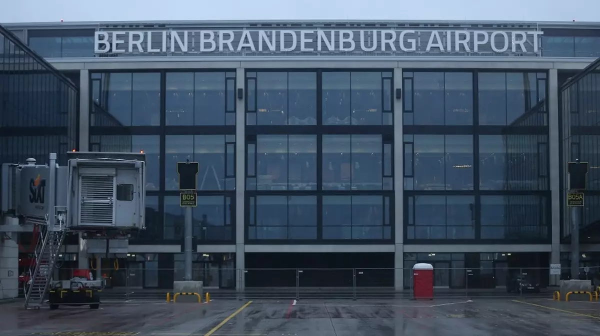 Aeroport "Damned" Berlín All: s'obriran