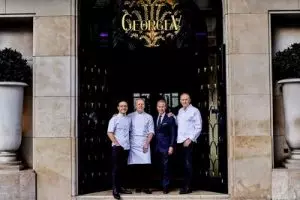 سه رستوران از چهار فصل هتل جورج V، پاریس با ستاره های میشلین مشخص شده است