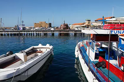 Rusët e ndihmuan Qipron të krijonin një rekord turistik