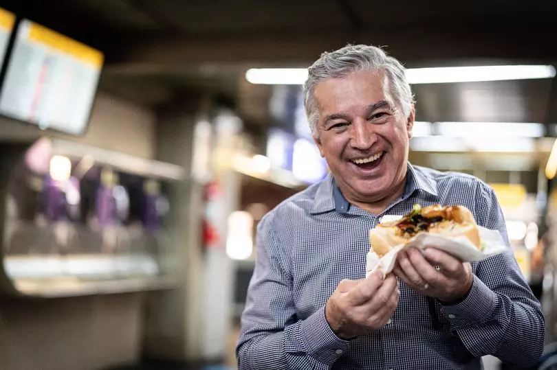 Os turistas disseram a como comer no aeroporto de graça