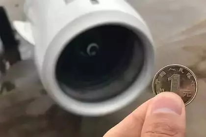スーパー栓炎乗客が航空機のエンジンにコインを投げた