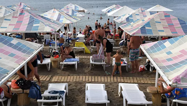 In Yalta en Feodosia straffen de leasepers van de stranden de roebel